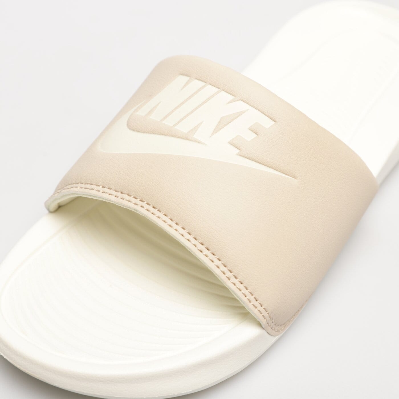 NIKE VICTORI ONE CN9677-108 | barva BÍLÁ | Módní Pantofle. Ženy Boty ...