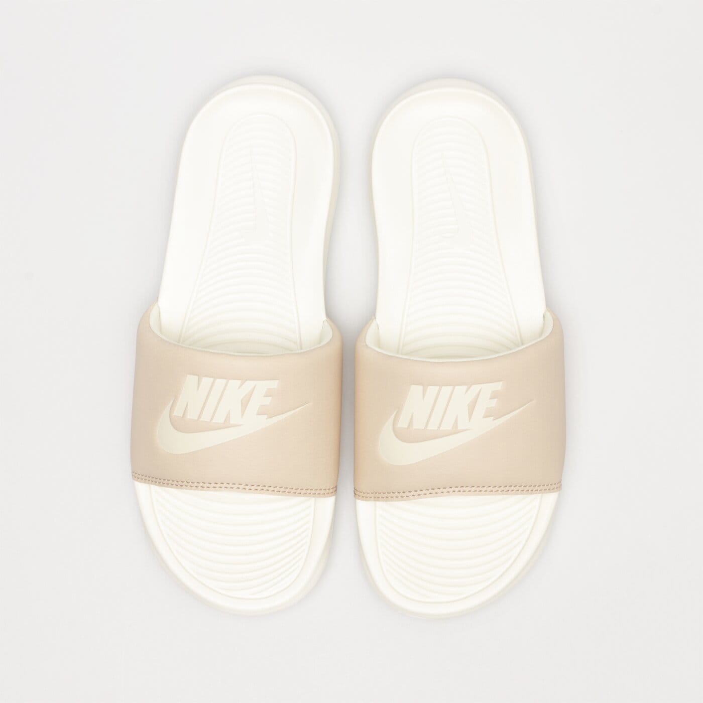 NIKE VICTORI ONE CN9677-108 | barva BÍLÁ | Módní Pantofle. Ženy Boty ...