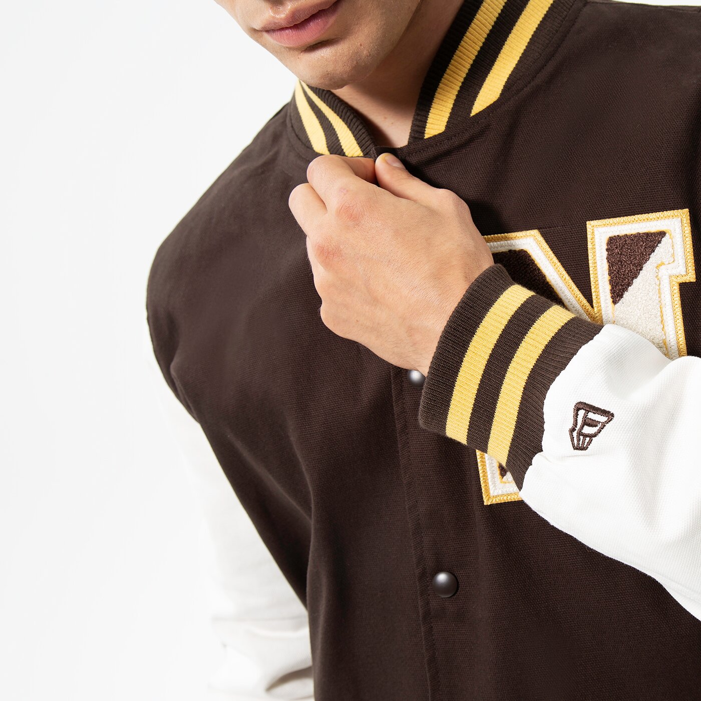 NEW ERA BUNDA HERITAGE VARSITY NE NEW ERA BRSOFW 60284780 | barva HNĚDÁ ...
