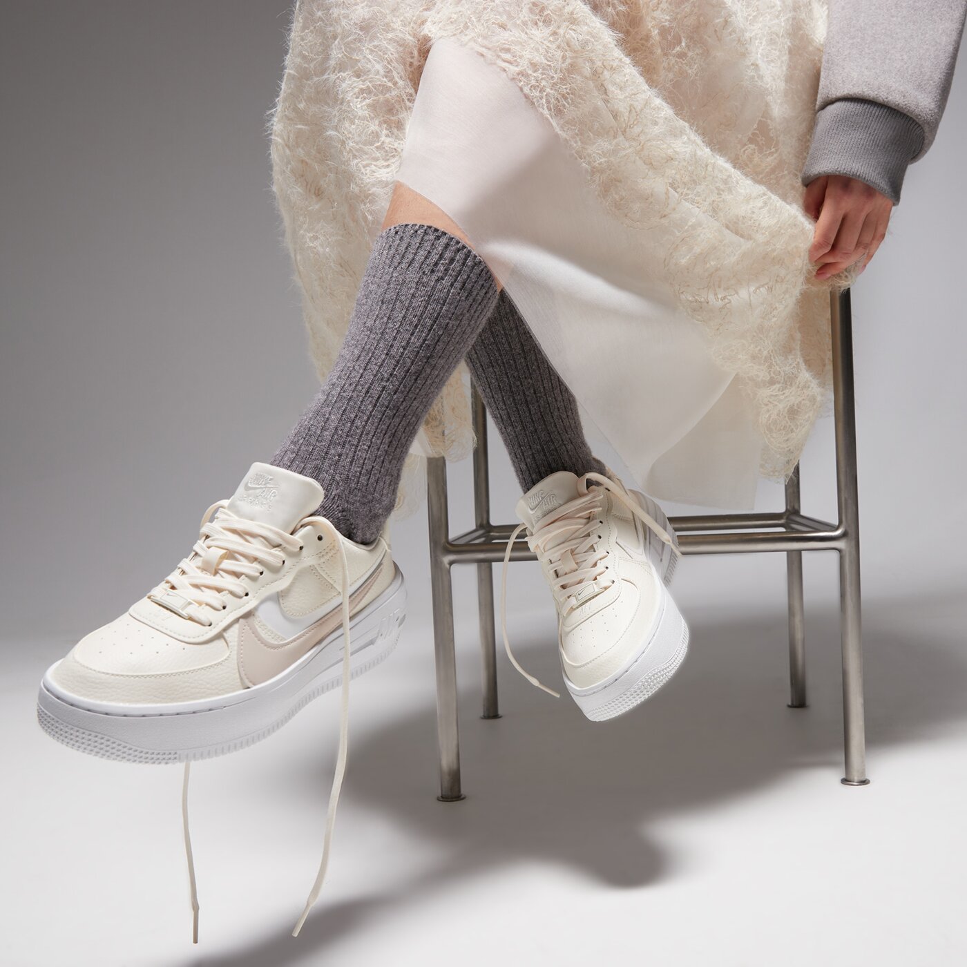 NIKE W AF1 PLT.AF.ORM DJ9946-107 | barva BÉŽOVÁ | Módní Tenisky. Ženy ...