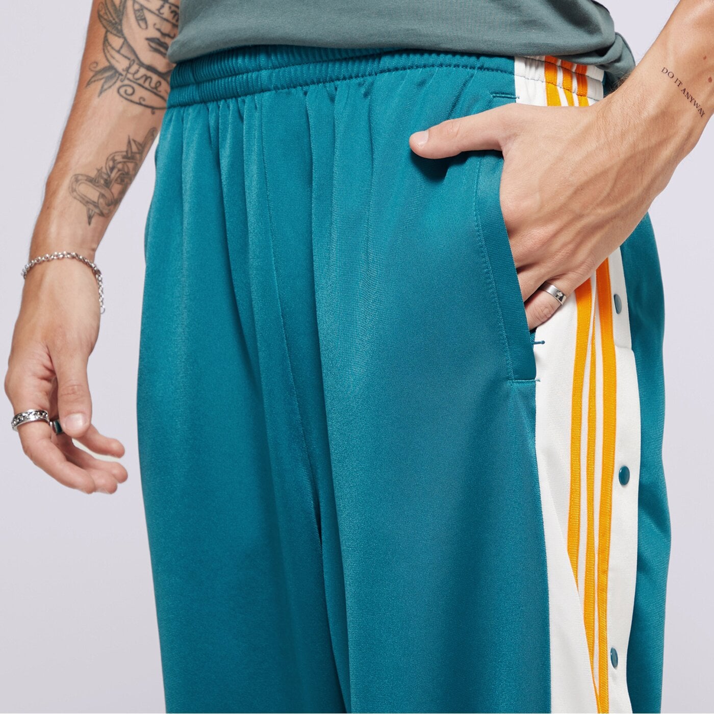 ADIDAS KALHOTY ADIBREAK IY9932 | barva Zelená | Módní Kalhoty. Pánské ...